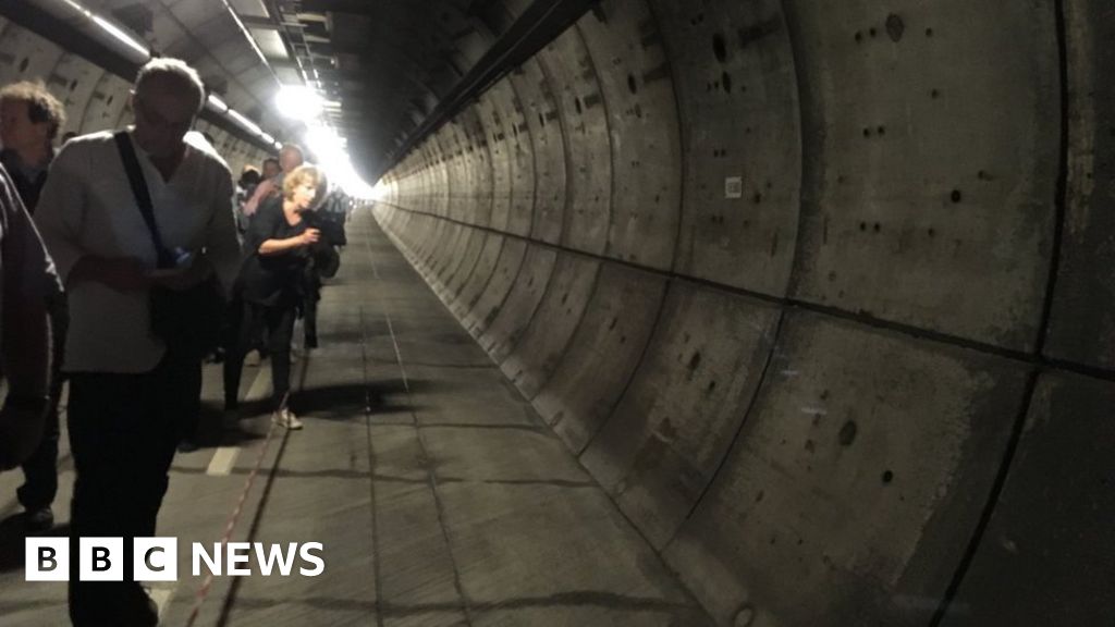 Channel Tunnel train breaks down stranding hundreds - BBC News