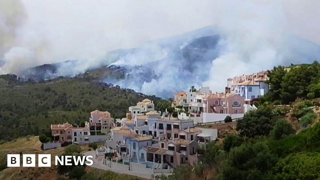 Spanish homes threatened by wildfire near Costa del Sol - BBC News