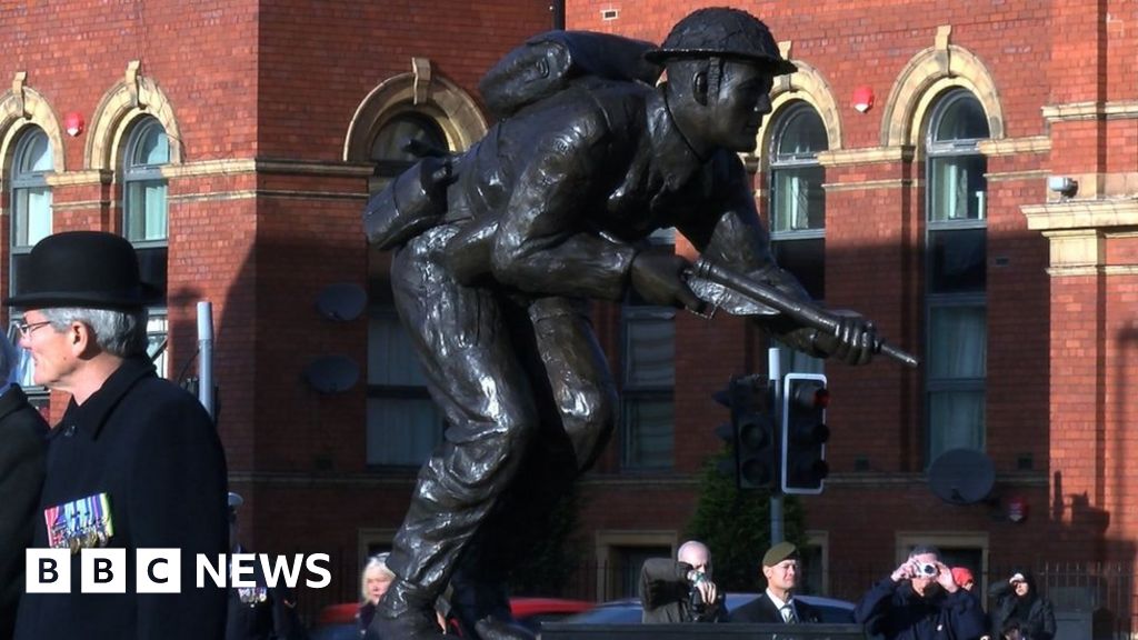 Statue to Middlesbrough VC hero Stan Hollis unveiled - BBC News