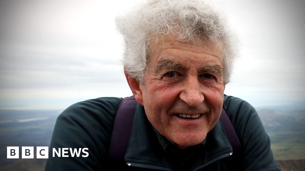 Rhodri Morgan: Final farewell at service of committal - BBC News