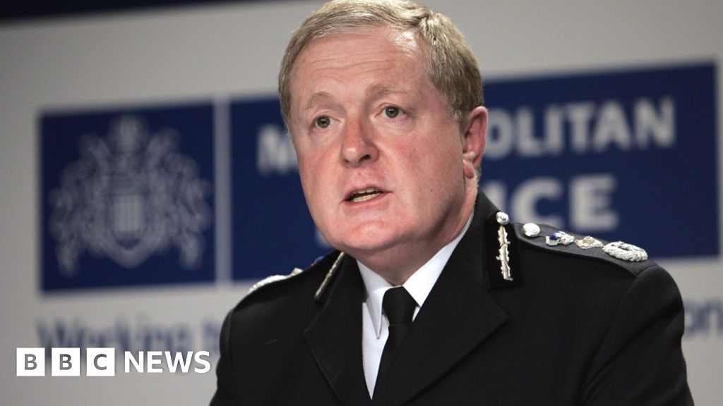 Ex-Met chief criticises force over VIP child abuse claims - BBC News