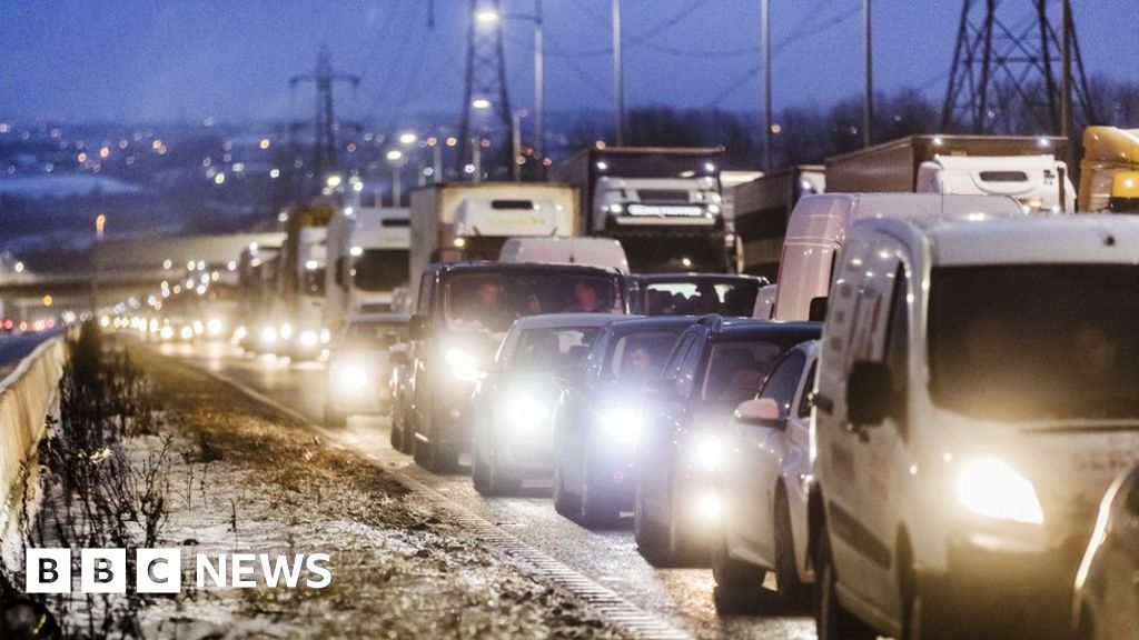 UK snow: M62 motorway reopens after closure - BBC News