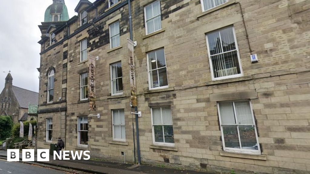 Buxton Museum forced to close due to dry rot - BBC News