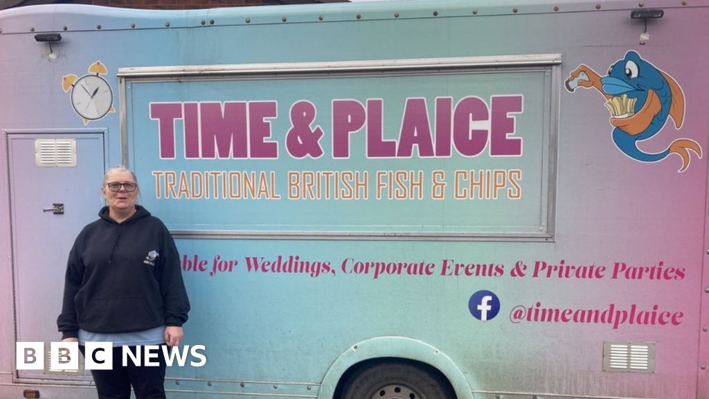 Doncaster: Fish and chip van owners to feed homeless - BBC News