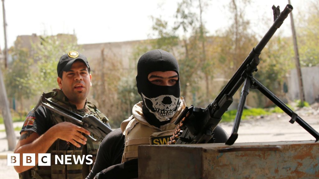 Mosul battle: Iraqi forces edge closer to key mosque - BBC News