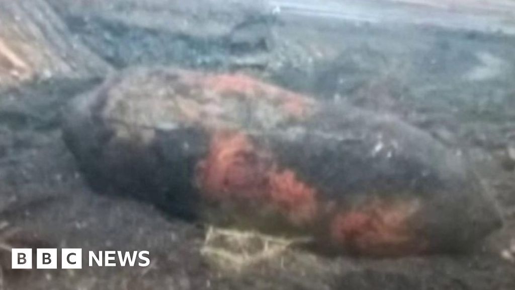 Army builds 'sand igloo' around WW2 bomb found in Aston - BBC News