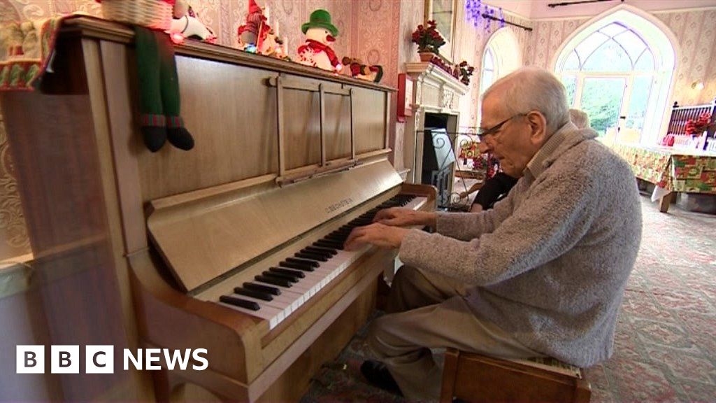 Jazz pianist Edward Hardy, 93, reunited with band after decades - BBC News