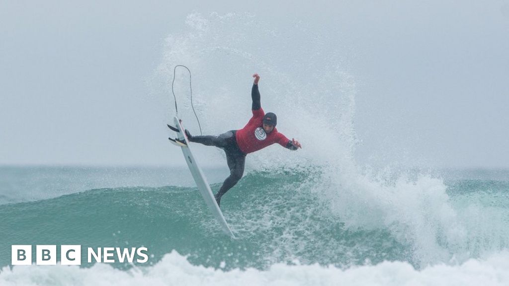Friends take top spots in surf championships held in Newquay - BBC News