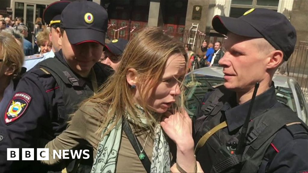 Moscow arrests as thousands fear losing homes