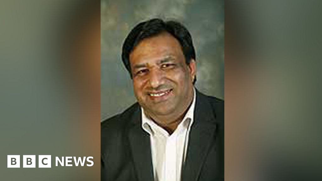 Sheffield councillor sent photo of topless woman during meeting - BBC News