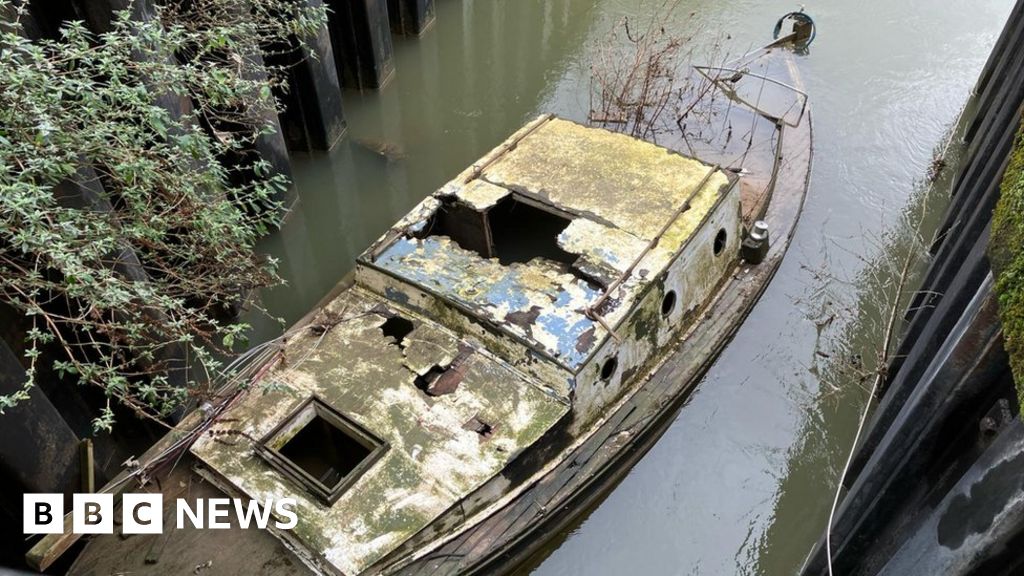 Sunken boats in Bath 'openly disintegrating' in River Avon