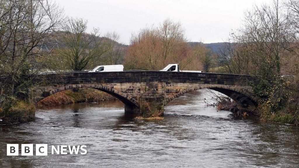 Historic Apperley Lane Bridge to shut for flood prevention work - BBC News