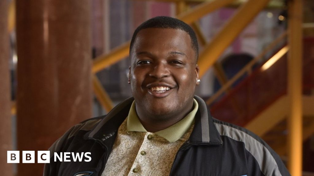 Actor wins 2022 Bruntwood Prize for debut play - BBC News