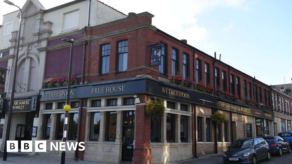 Wetherspoons boss travels 200 miles in carpet row - BBC News