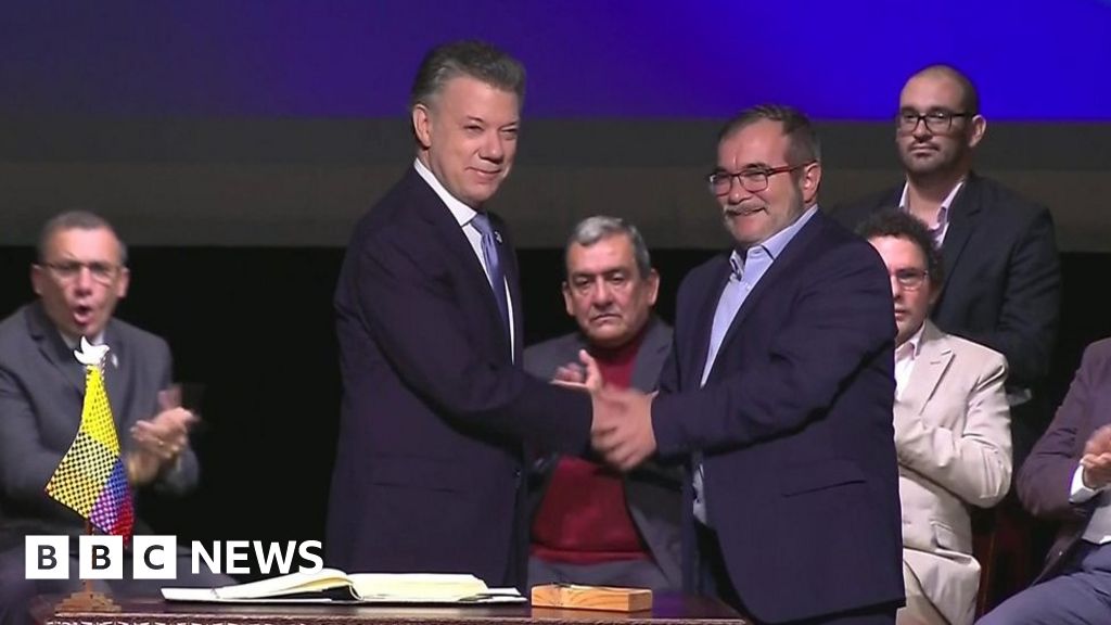 Colombia: Cheers greet Farc peace deal - BBC News