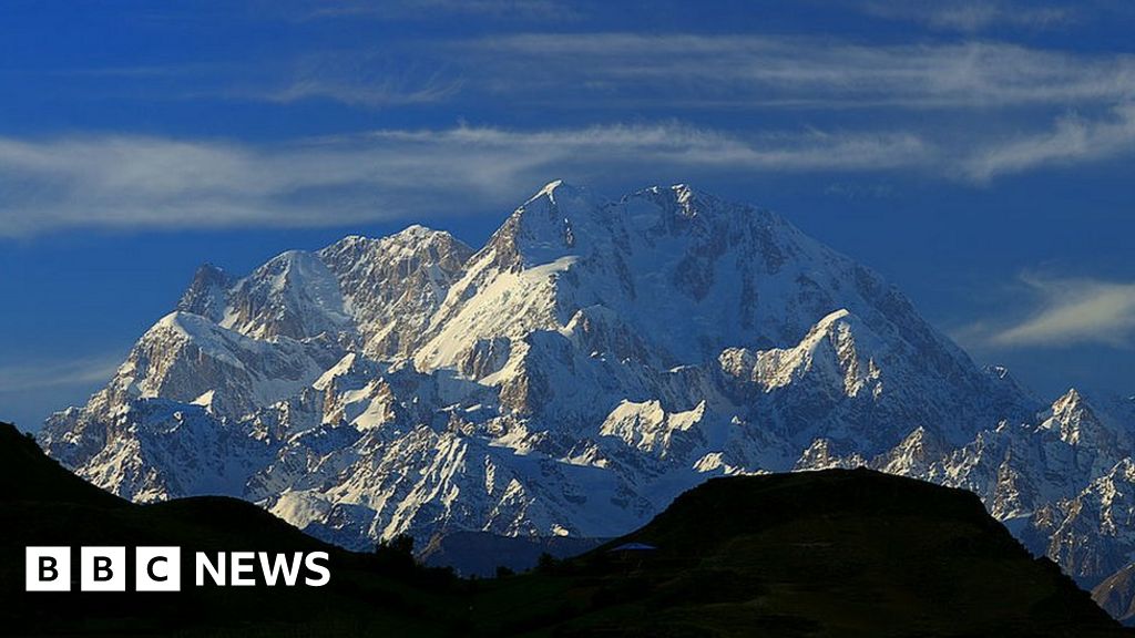 Pakistan avalanche: Six trapped climbers rescued from mountain - BBC News