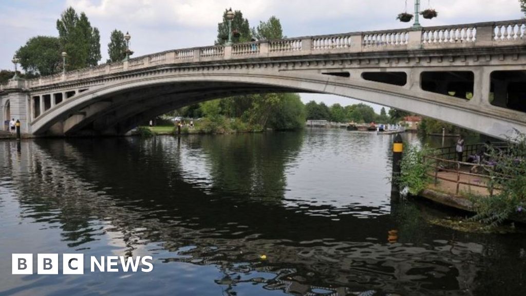 Reading third bridge: Renewed opposition to Thames crossing plan - BBC News