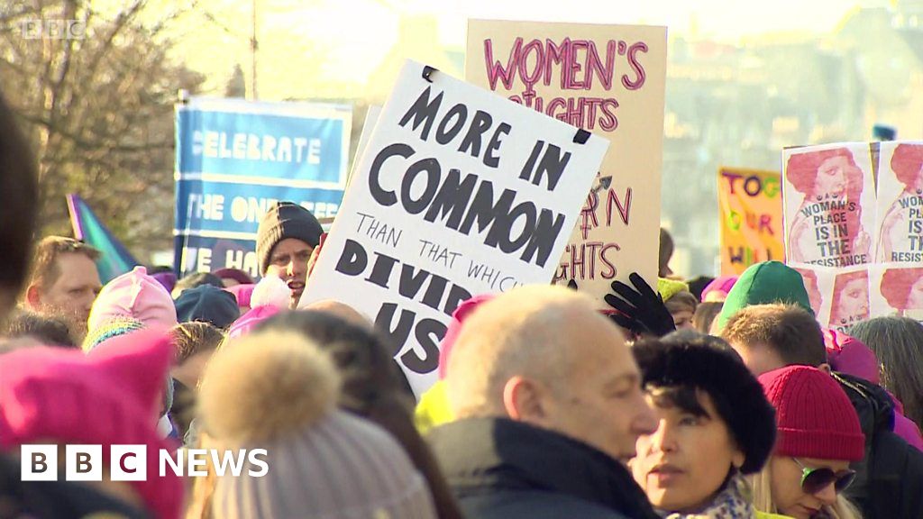 Large Edinburgh protest against US President Donald Trump - BBC News