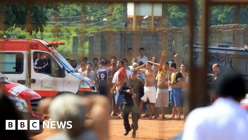 Brazil prison riot: Dozens on the run after deadly clashes - BBC News