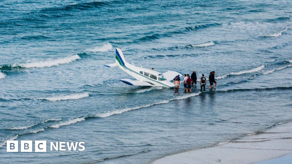 Whitesands Bay sea crash plane pilot 'avoided beach' - BBC News