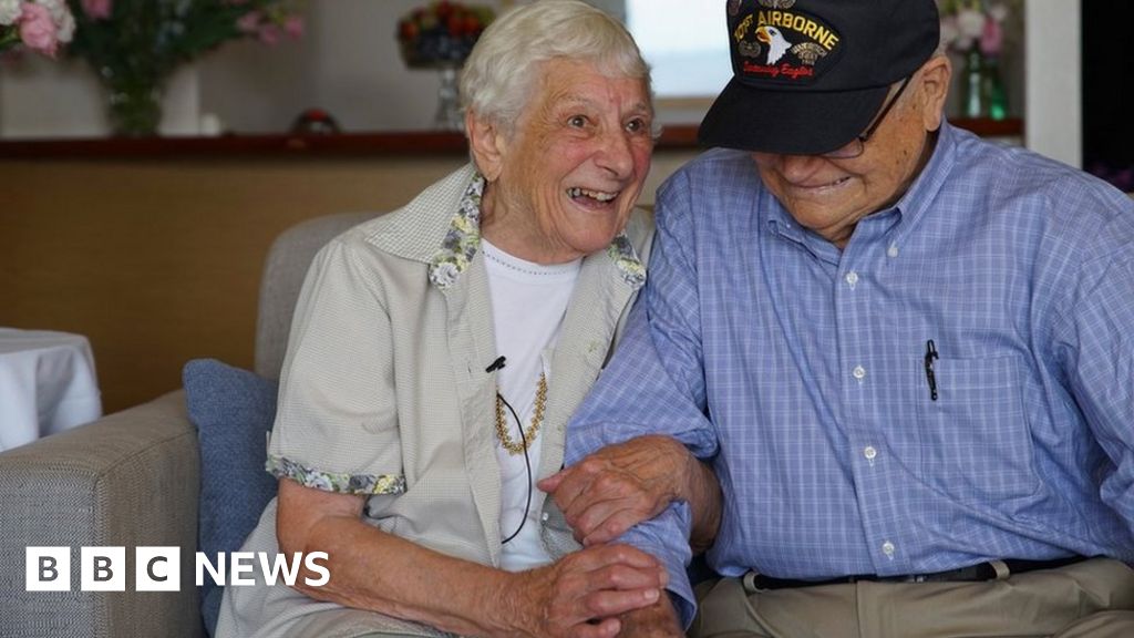 WW2 veteran reunited with lost love after more than 70 yrs - BBC News