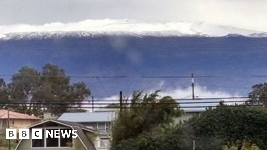 Hawaii snowfall: Parts of state receive weather warning - BBC News