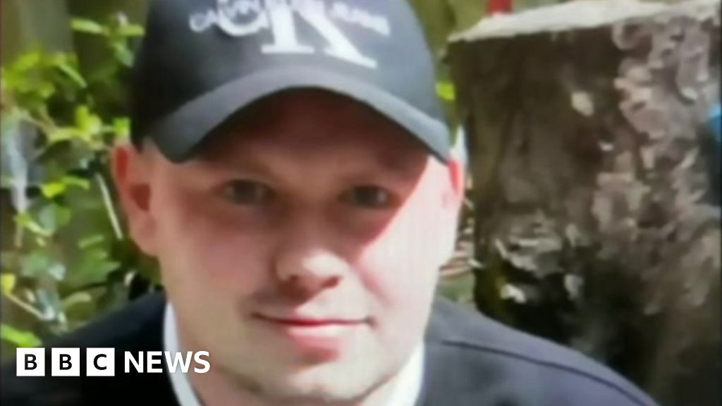 Sunderland murder inquiry: Manhunt for Alexander Carr continues - BBC News