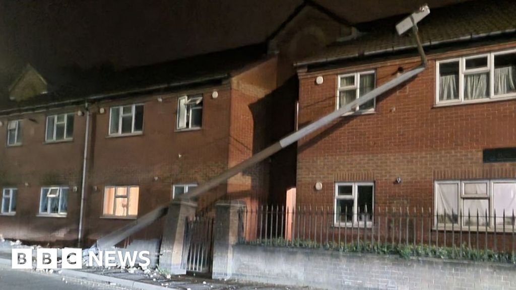 Woodville: Lamp-post hit by car falls into side of house - BBC News