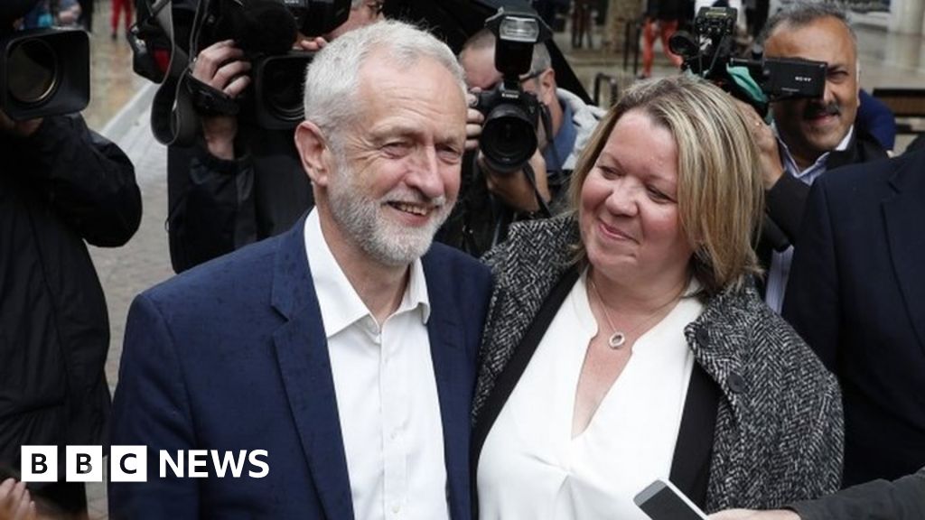 Peterborough by-election: Labour beats Brexit Party to hold seat - BBC News