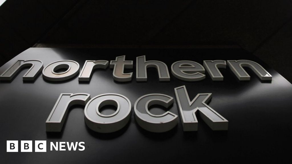 The crisis: 10 years in three charts - BBC News