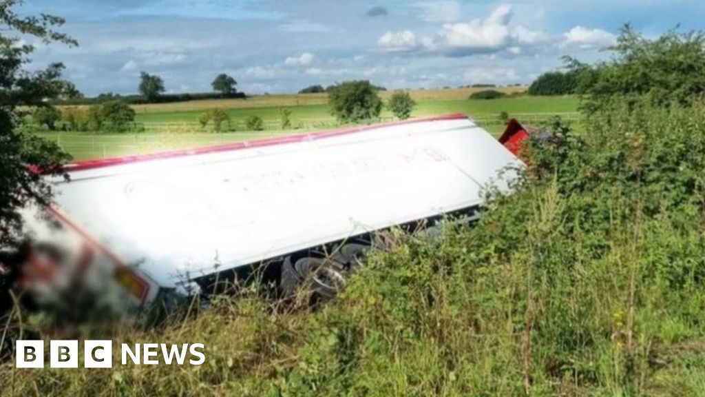 M180 closure to recover overturned lorry near Scunthorpe - BBC News