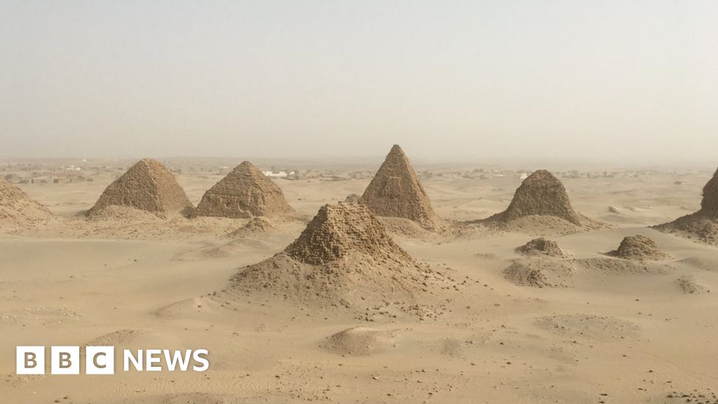 Sudan pyramids: Archaeologists explore the waters below - BBC News