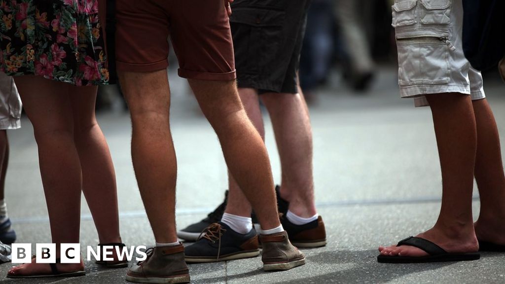 Azerbaijan: March for short-wearing held in Baku - BBC News