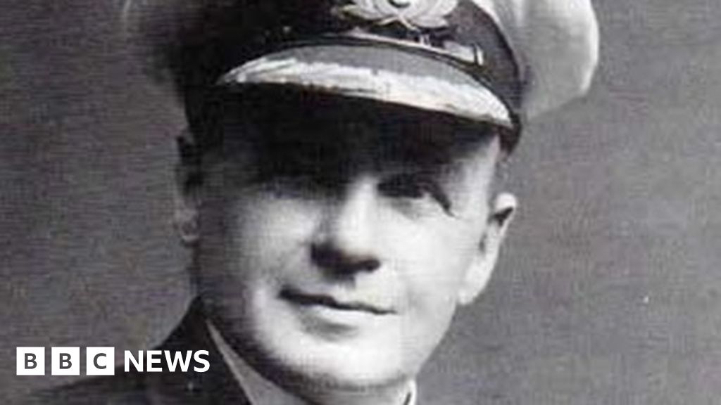'I was there' - an interview with surviving Titanic officer - BBC News