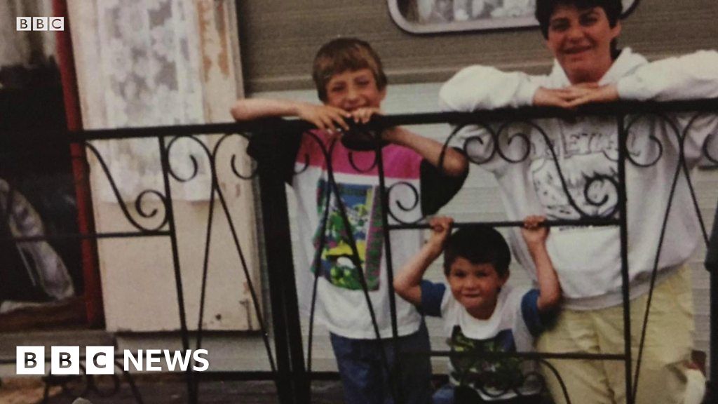 Hull youth project celebrates 30 years of supporting families - BBC News