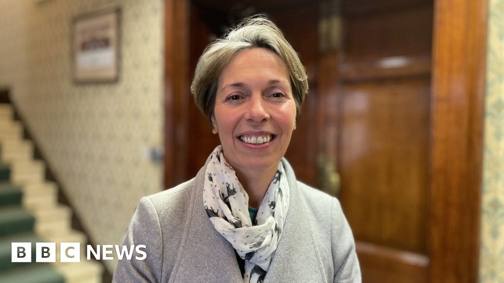 Four elected to serve on Isle of Man Legislative Council - BBC News