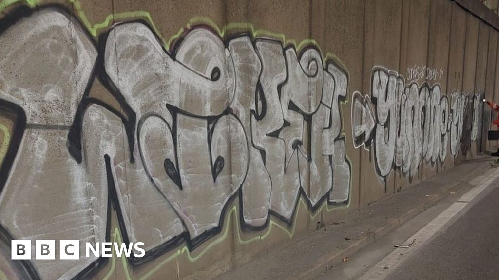 Graffiti cleaned up on motorway into Bristol - BBC News