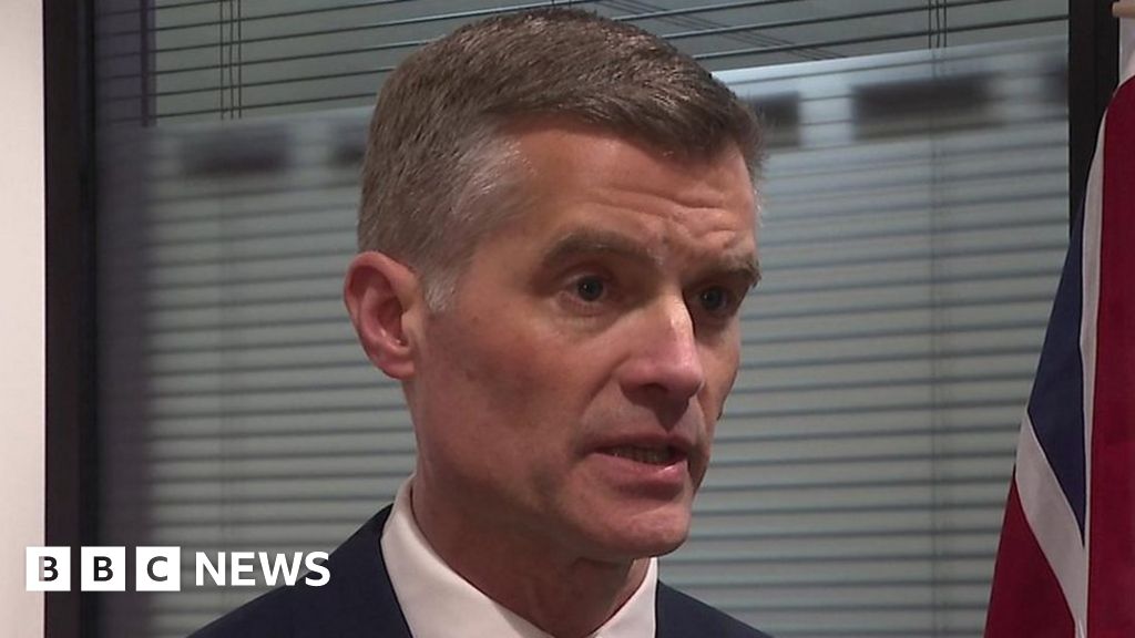 Mark Harper welcomes 'resounding' RMT pay deal vote - BBC News