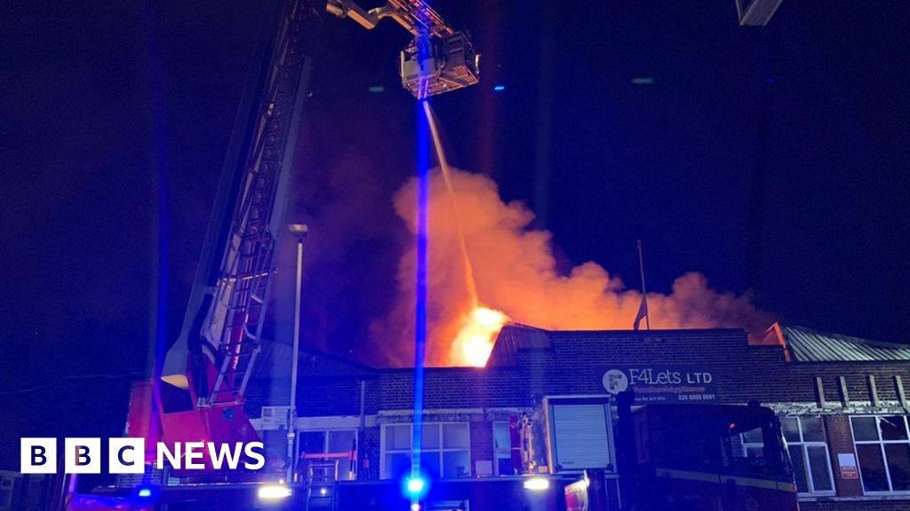Tottenham fire: Blaze began 'at cannabis factory' - BBC News