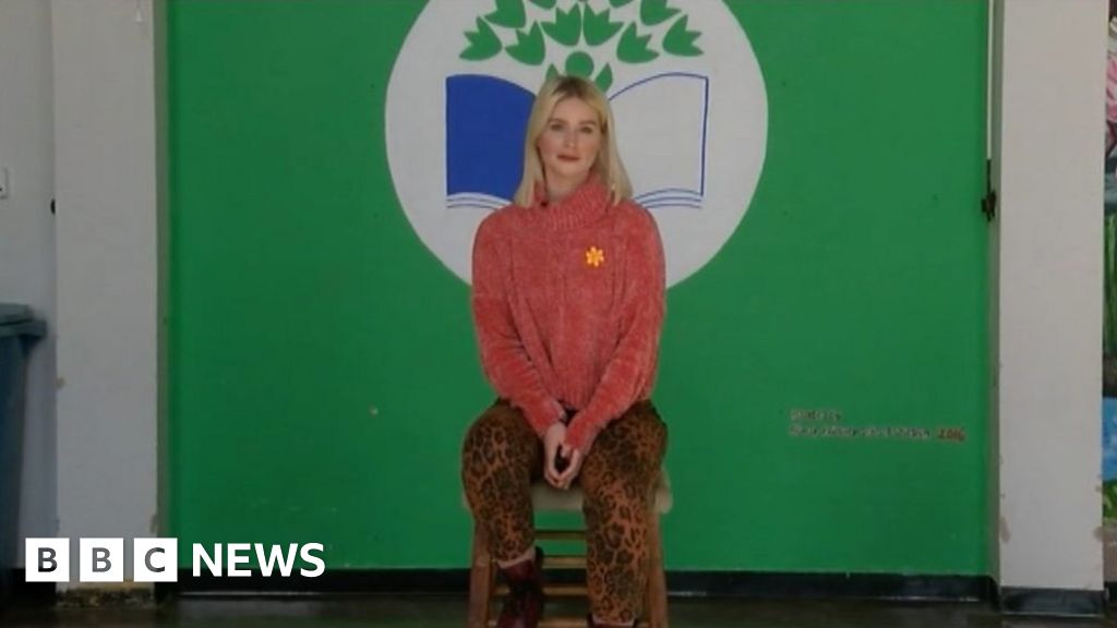 Body image: Jess Davies' mission to be more authentic online - BBC News