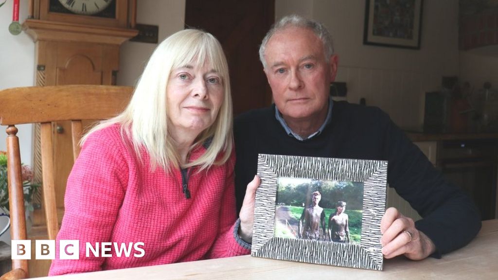 Parents of aid worker Chris Parry to visit Ukraine - BBC News