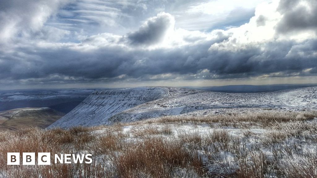 Roads gritted as snow and ice warning for Wales issued - BBC News