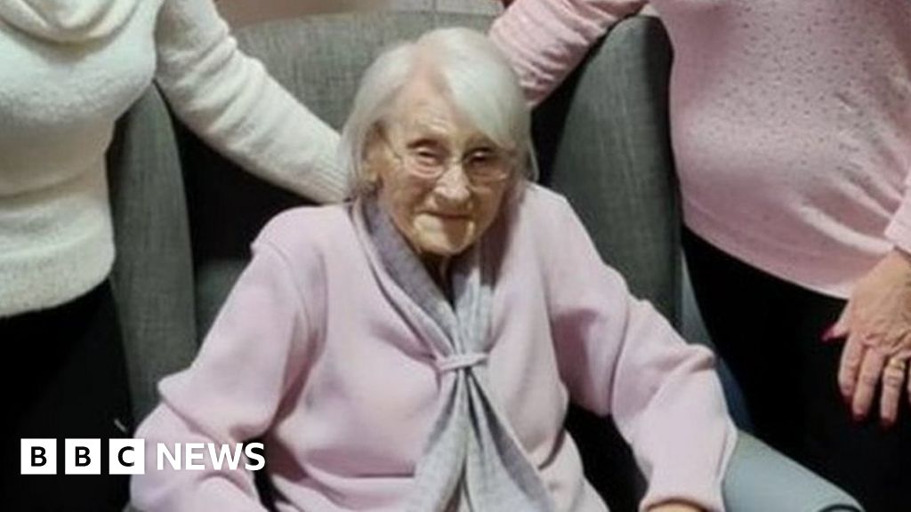 Lancashire's oldest woman says getting to 108 is quite easy - BBC News