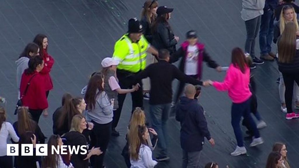 One Love Manchester: Policeman: 'I was daddy dancing' - BBC News