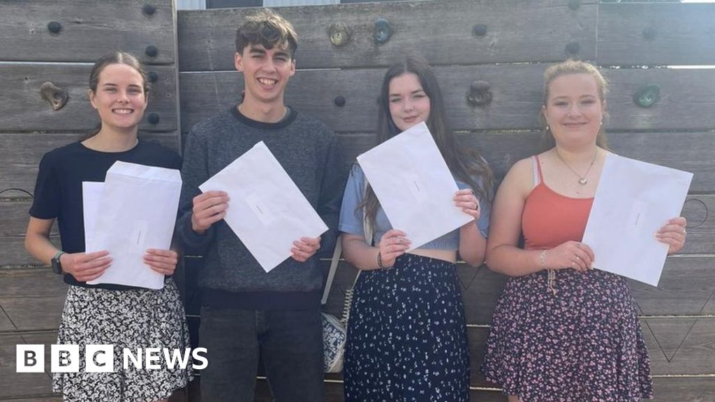 Three Guernsey colleges achieve 100% pass rate - BBC News