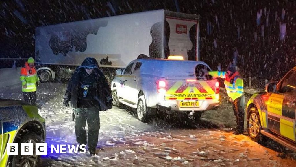 Snow brings disruption to North East roads - BBC News