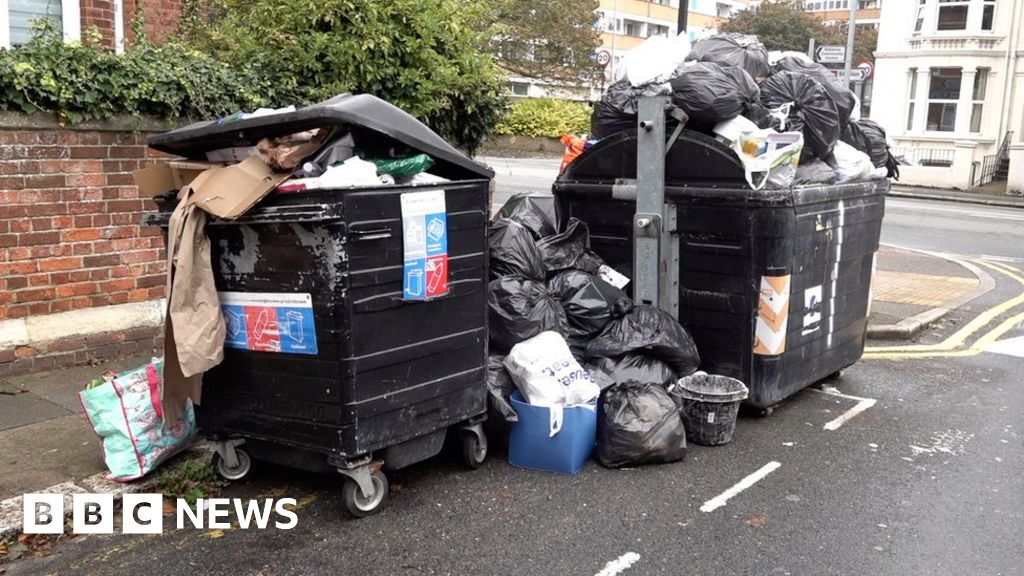 Brighton bin strike: Dispute could last until November - BBC News