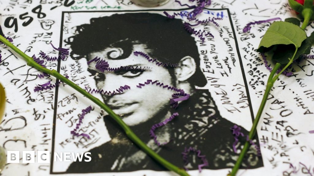 Prince: Fans pay tribute and recall legendary live shows - BBC News