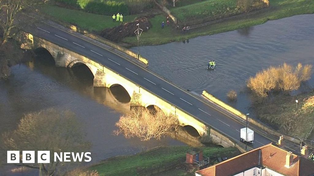Tadcaster bridge re-opening after 2015 Boxing Day floods - BBC News