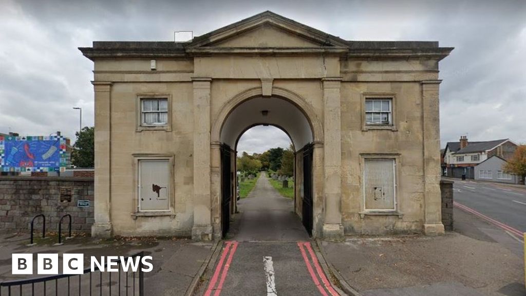 'Ricky Gervais Reading movie junction' up for sale again - BBC News